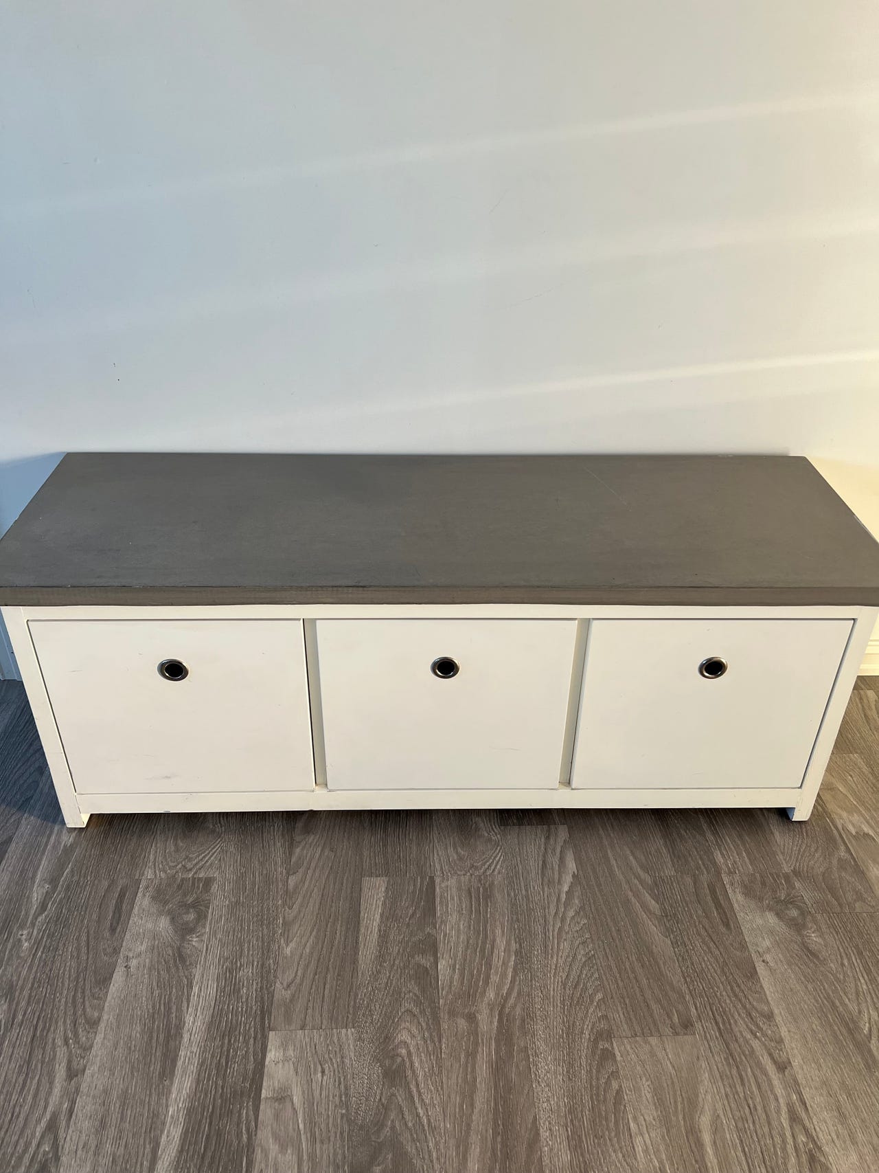 Entrebenk fra Bohus med tre skuffer og betongplate | FINN-torget