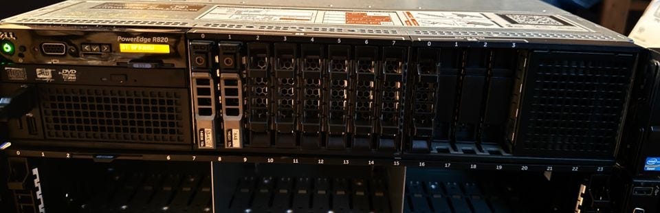 Dell PowerEdge R820 server, 4xXeon E5-4650 2.7 GHz, 512 GB minne, Strøm ...