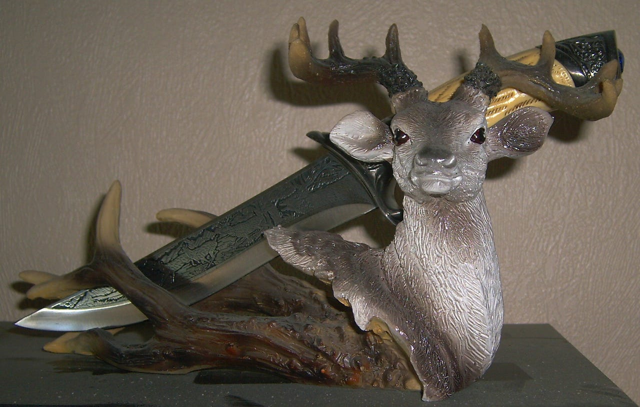 Kniv med dyre-motiv i flott stativ. | FINN-torget