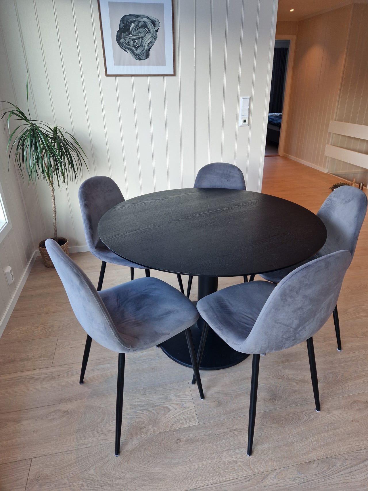 Bord og fem stoler selges | FINN-torget