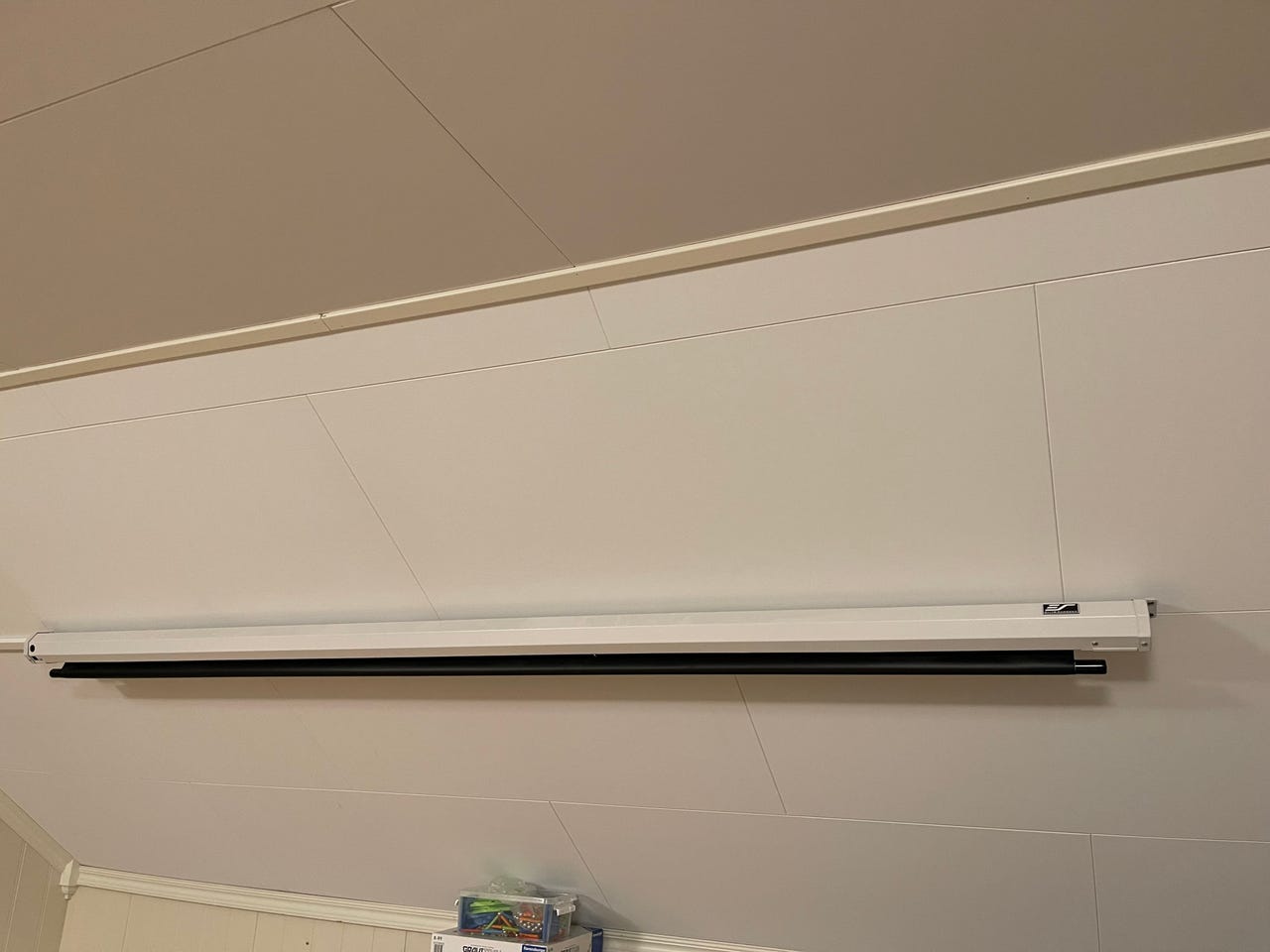 Elite Screens 100" motorisert lerret selges | FINN-torget