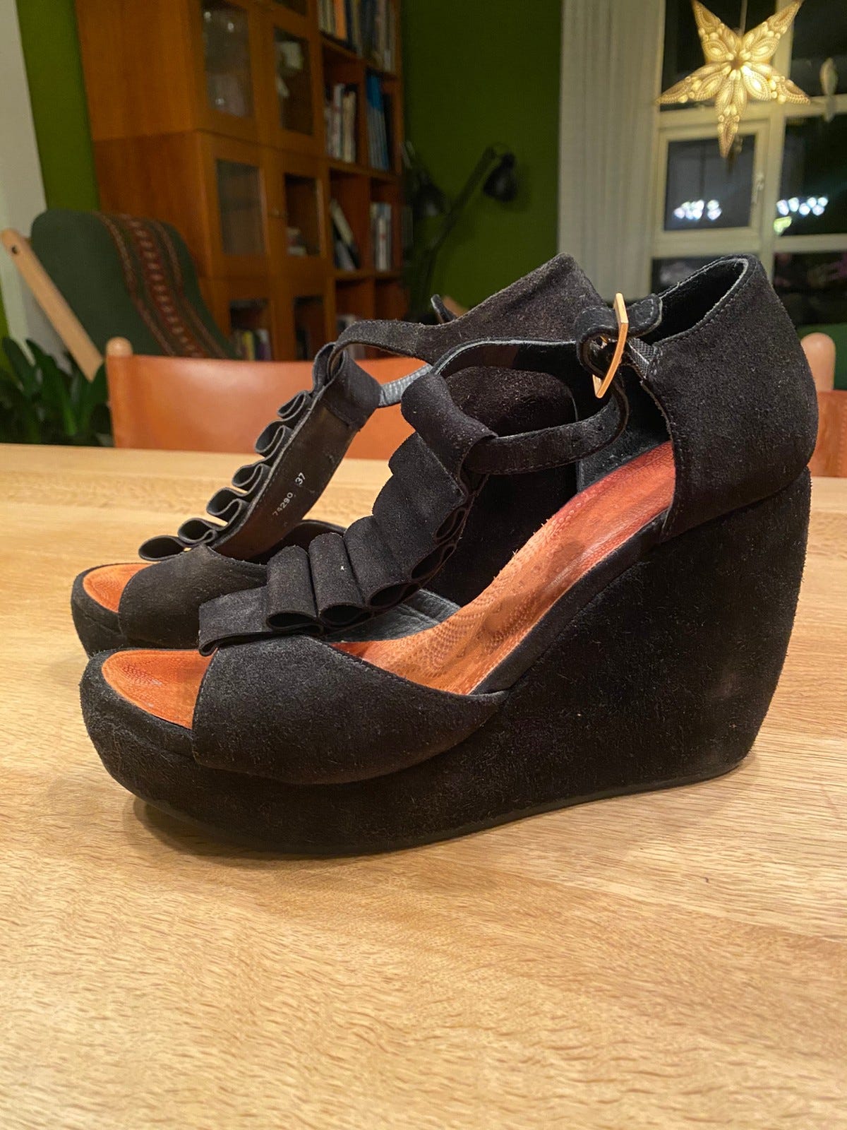 Chie Mihara platåsko wedges i semsket skinn | FINN-torget
