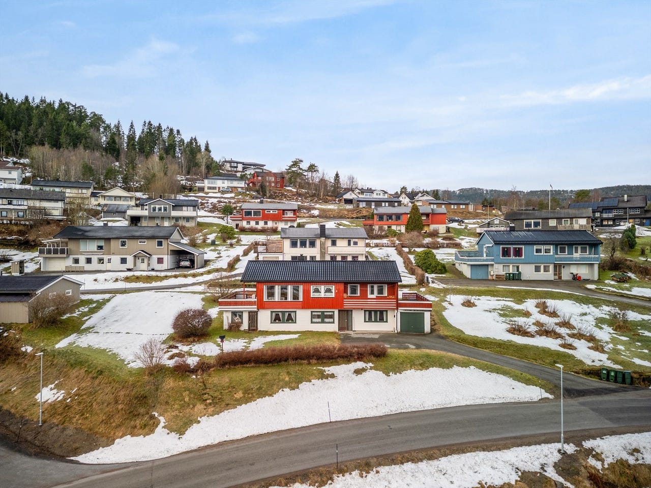 Enebolig med utleiedel beliggende i veletablert boligfelt på Kyrksæterøra | 4 sov | Stor tomt ...