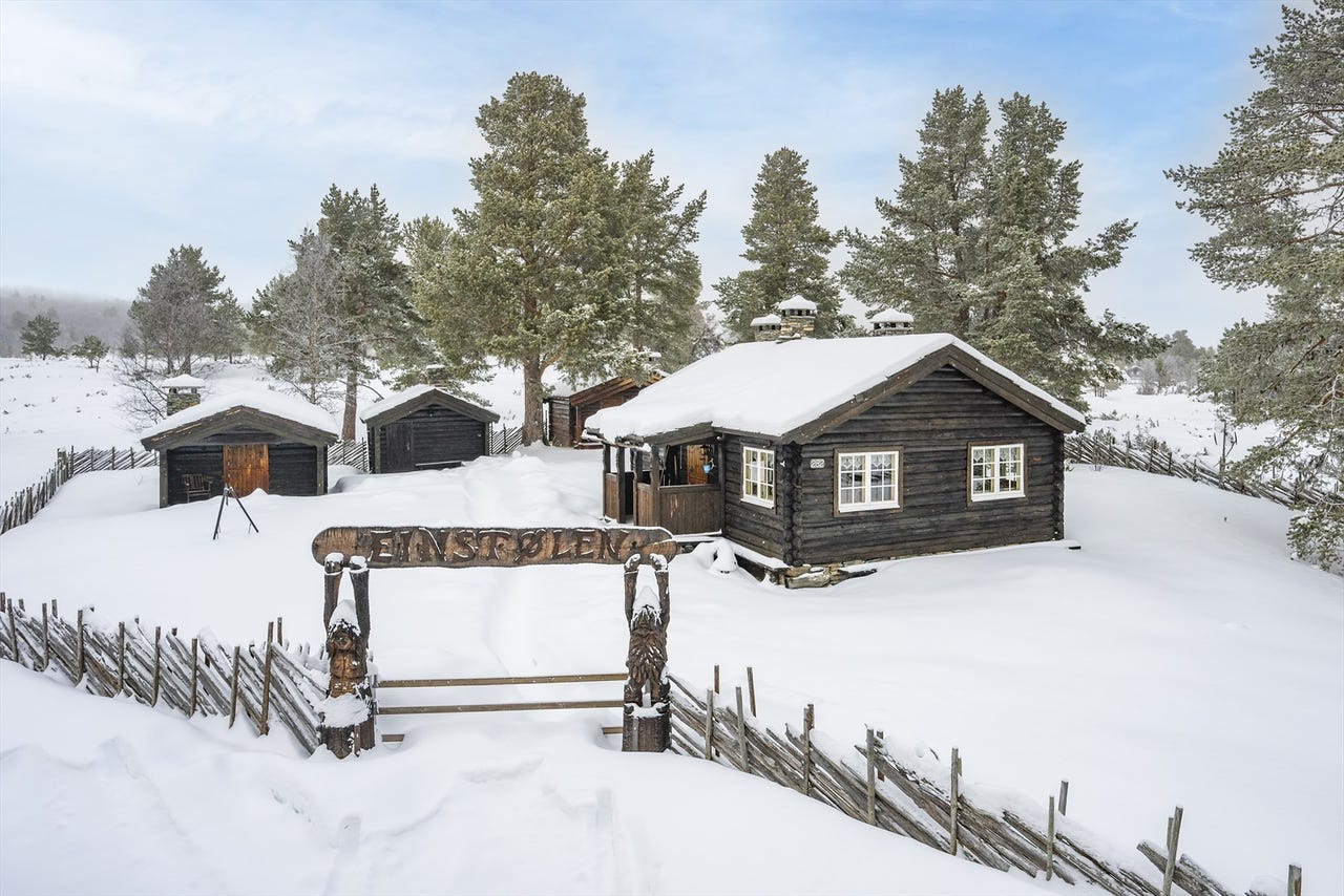 Innholdsrikt hyttetun beliggende på Luseter like ved turstier og ...