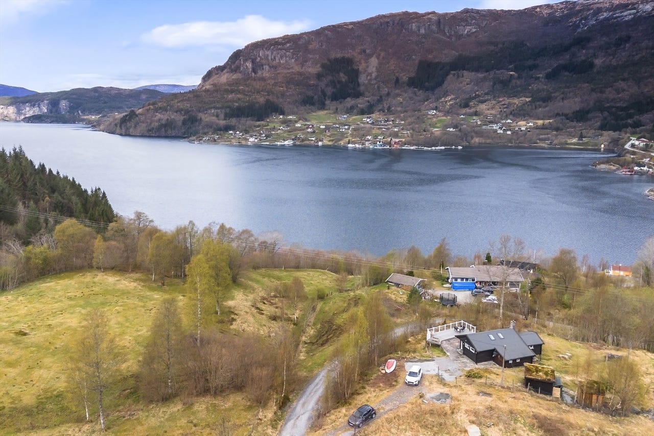 Eikelandsosen| Sjarmerende hytte med 2 uthus og parkering| Solrikt. Praktfull sjøutsikt ...