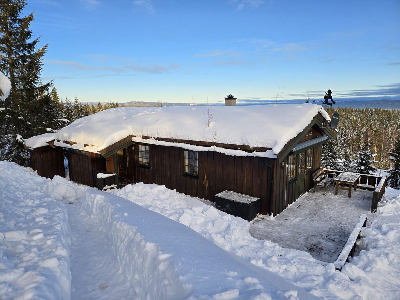Fin og innholdsrik hytte med flott utsikt og gode solforhold - 3 soverom - Garasje - Redskapsbod ...