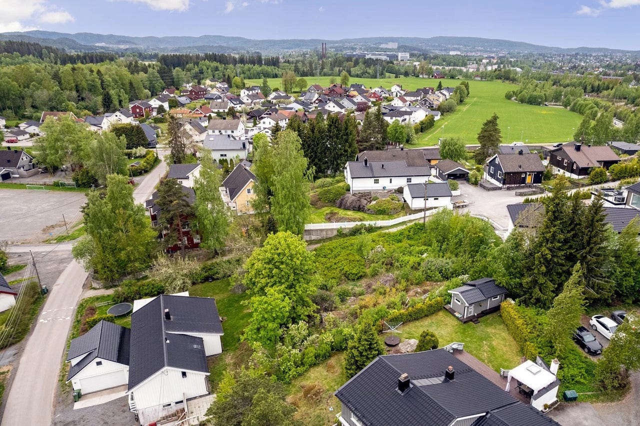 Idyllisk naturtomt som ligger i et veletablert boligområde i Rælingen ...