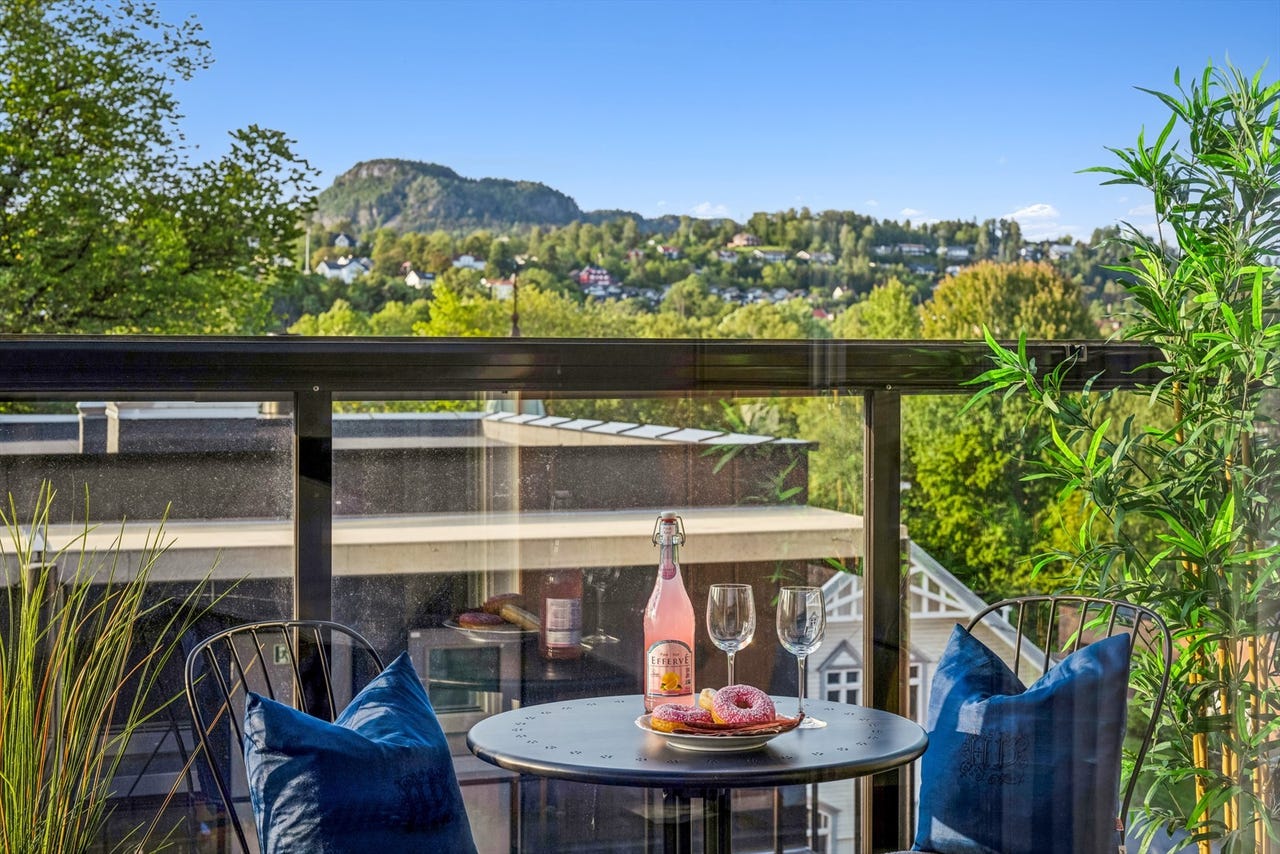 Solrik og Attraktiv 4-roms i 5. etasje fra 2020|2 innglasserte ...