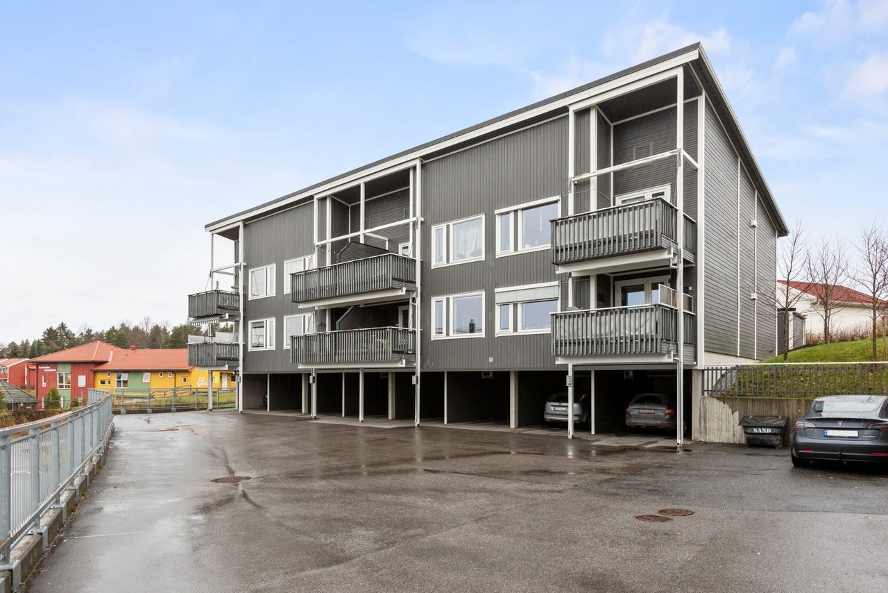 3-r selveier oppført 2012. Solrik veranda, carport og to boder. Fjernvarme. Gangavstand til ...