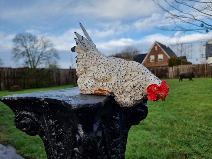 Statue, Edge Sitting Chicken - 18 cm - Metall, Resin | FINN-torget