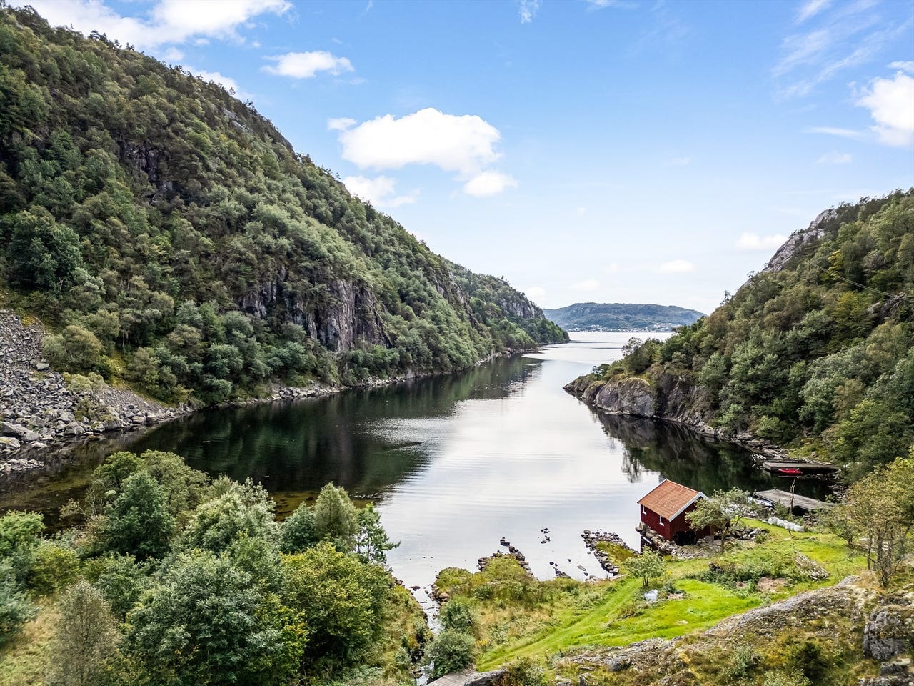 Grunnevik | Idyllisk og spennende eiendom i rolige og naturskjønne ...