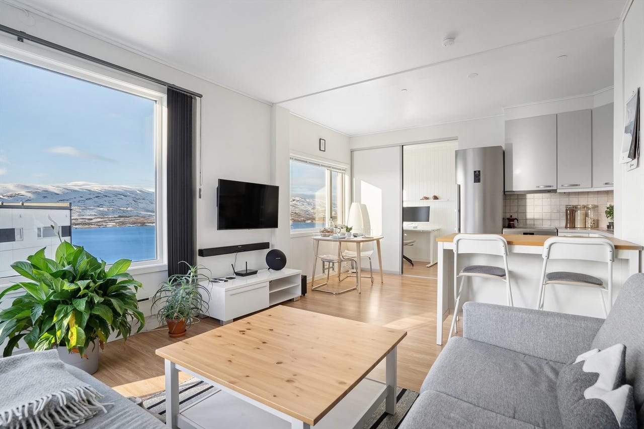 Lys og lekker 3-roms leilighet med fin planløsning, flott havutsikt, egen garasjeplass og stor ...