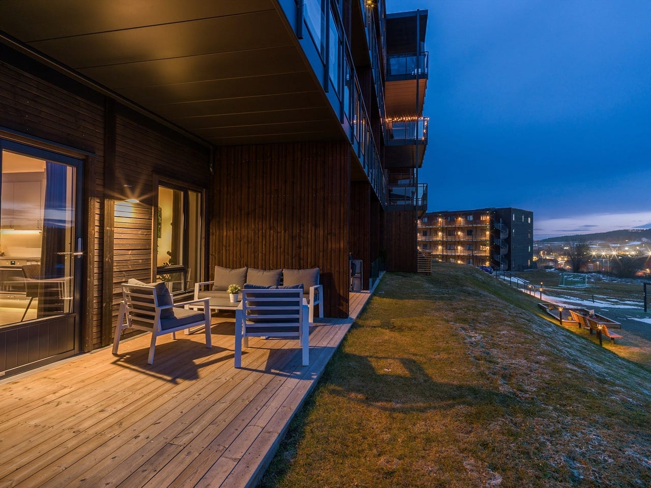 Moderne & gjennomgående 3-roms fra 2022 | Fjernvarme | Sørvest-vendt terrasse på hele 21 m² ...