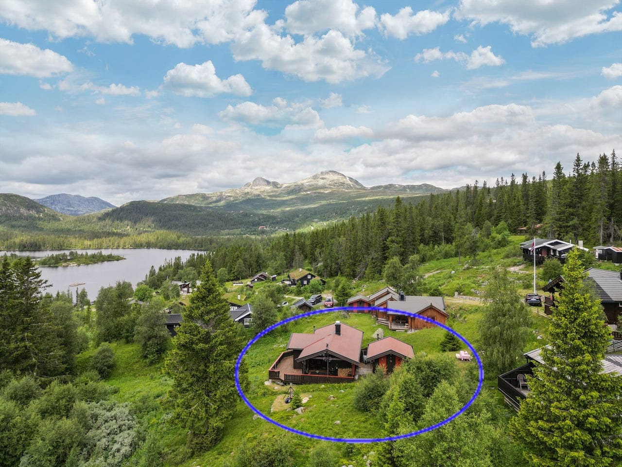 Meget pen og velholdt hytte med solrik og god beliggenhet. Hytta har ...