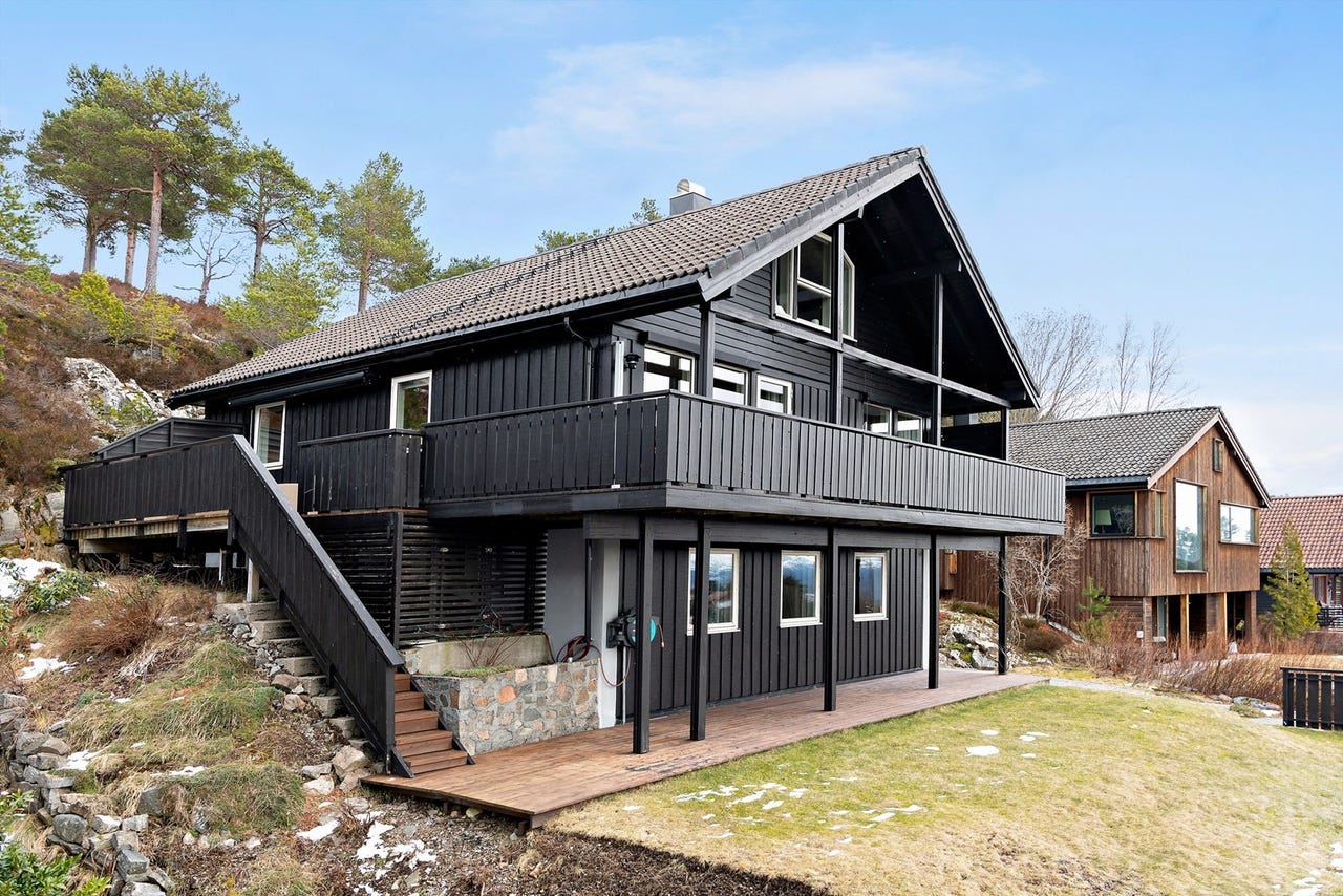Pen, innholdsrik og familievennlig enebolig med fantastisk utsikt ...