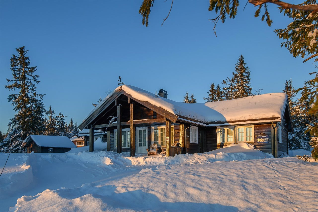 Meget tiltalende og solid eiendom på stor, eiet tomt. Fine solforhold ...