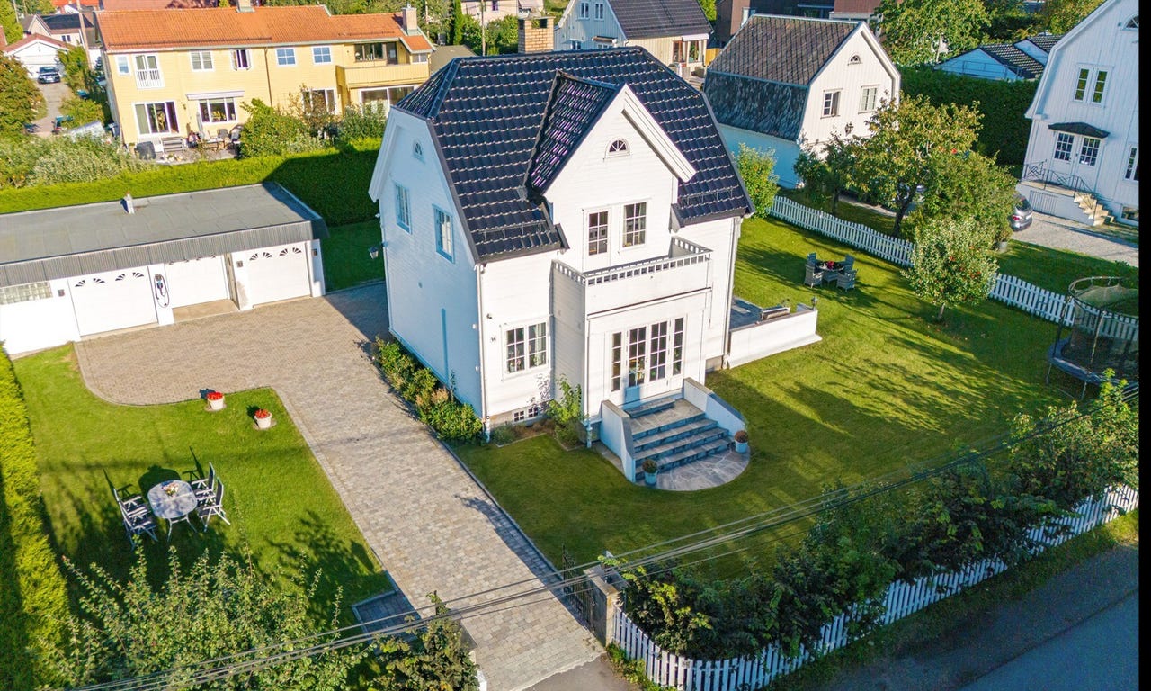 Flott klassisk villaeiendom | Stor og solrik tomt | Trippelgarasje med ...
