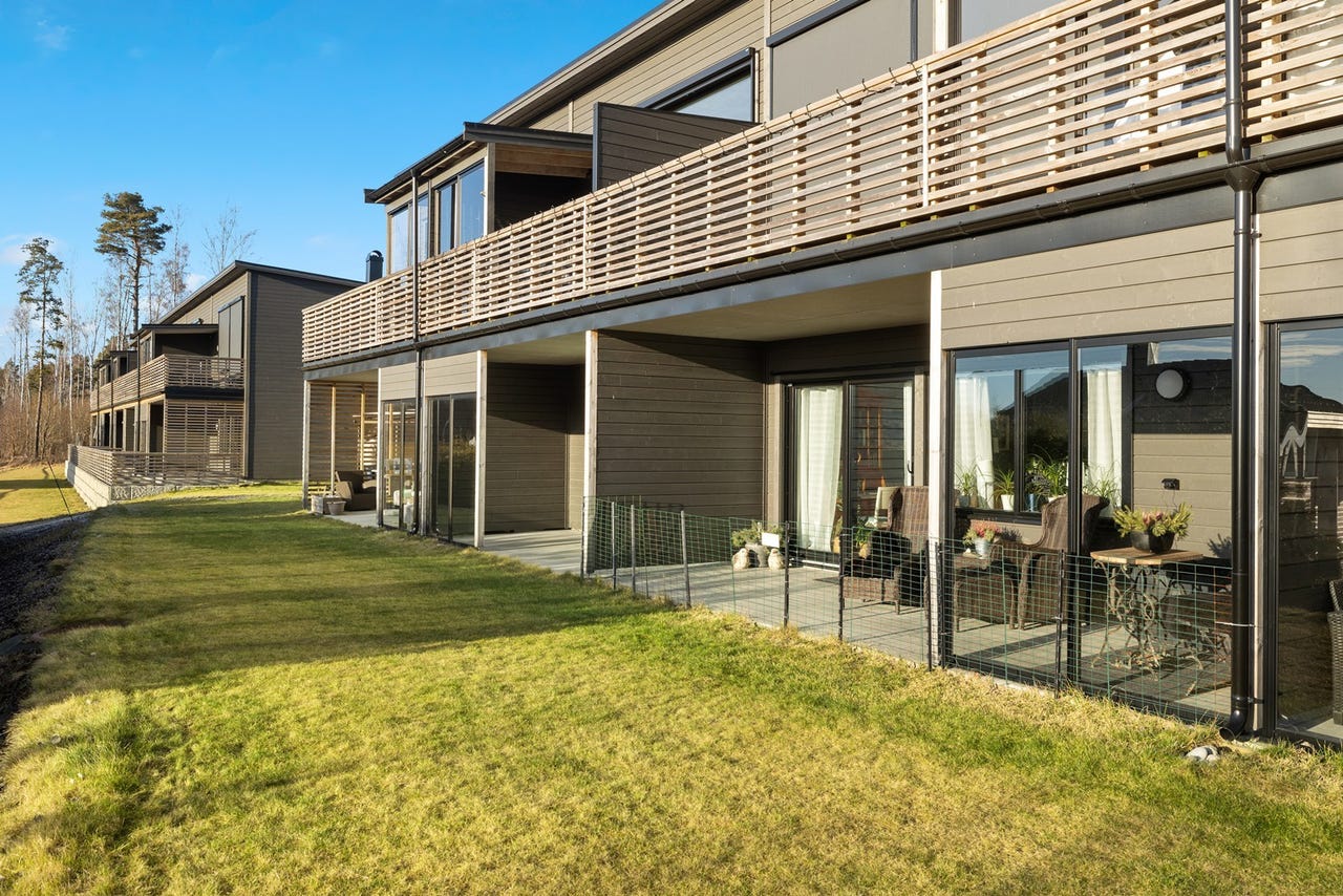 Moderne 3-roms fra 2022 på bakkeplan - Solrik markterrasse - Carport ...