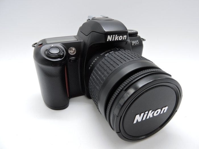Nikon F65 + AF Nikkor Zoom 28-80mm Et objektiv speilreflekskamera (SLR ...
