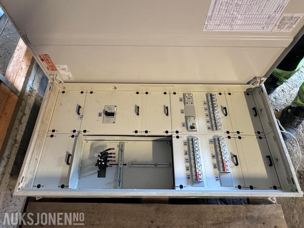 Profiks - Brukt sikringsskap - Type S27 - Med diverse komponenter ...