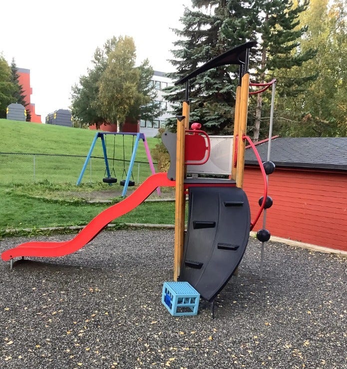 Hags klatrehus av tre og HPL med sklie/rutsjebane skrå entreplate og ...