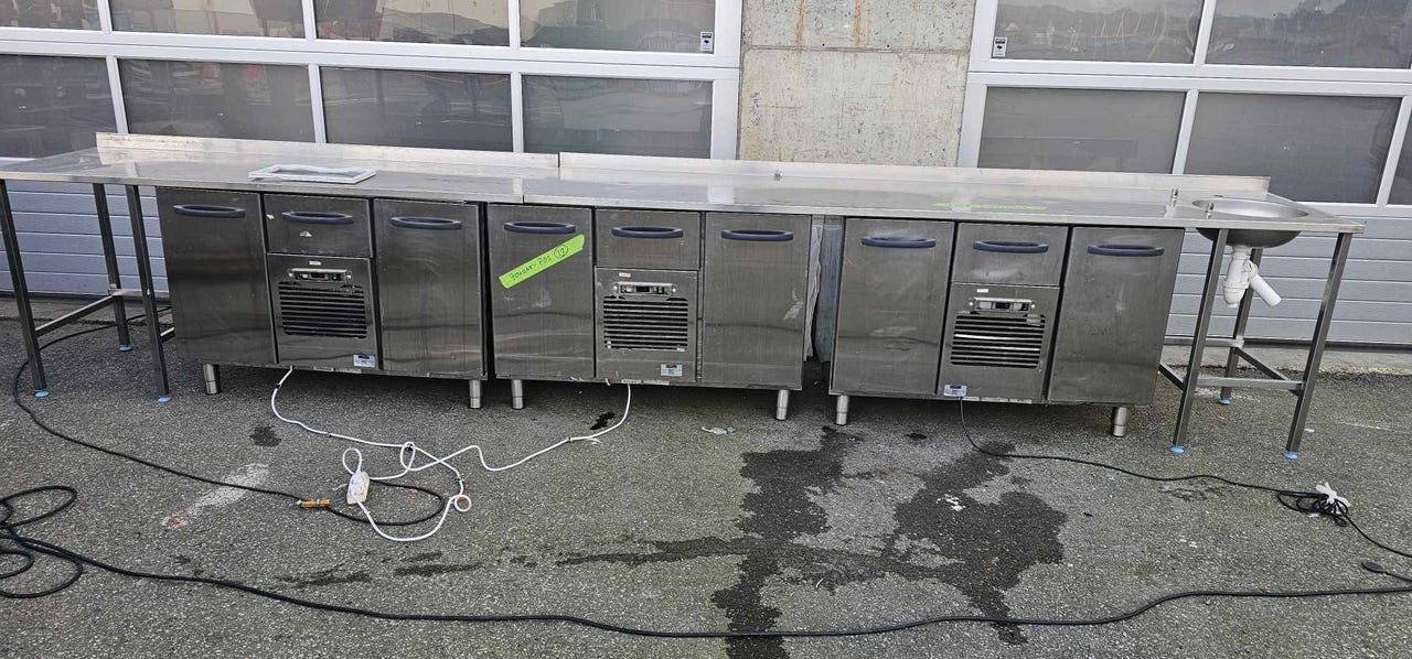 Lang rustfri benk med 3 stk kjølebenker under. | FINN-torget