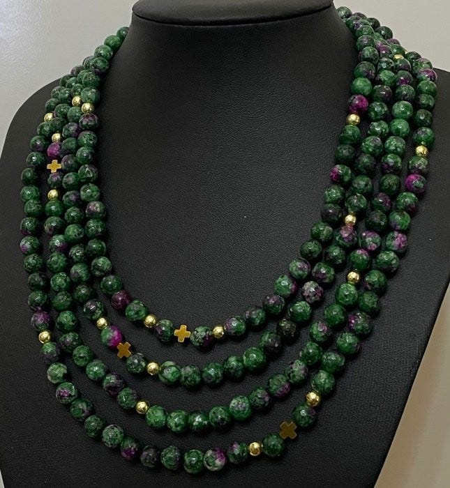 Lang krage av naturlig Ruby Zoisite med firkantet hematittkors ...