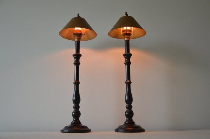 Bordlampe (2) - Et par elegante bordlamper med metalldeksler - Messing ...