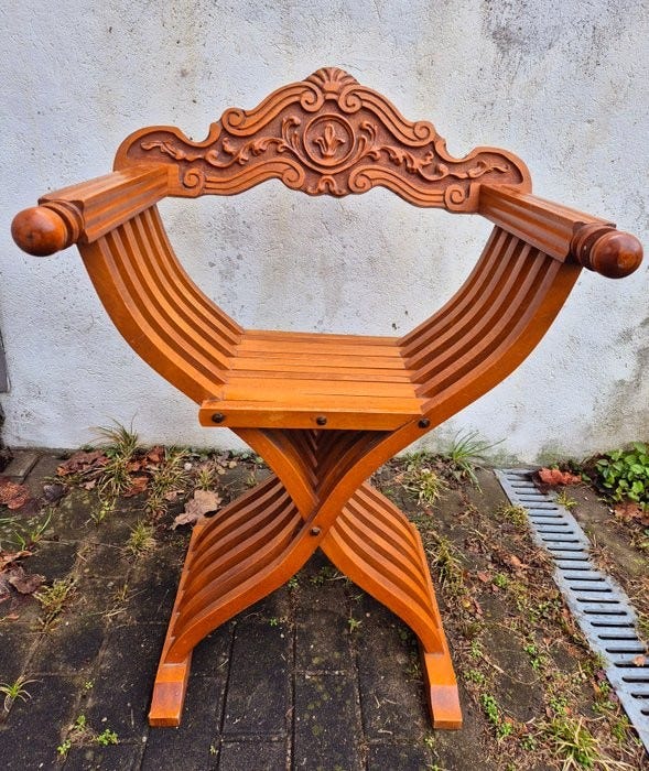 Stol - Tre - Savanarola stol | FINN-torget