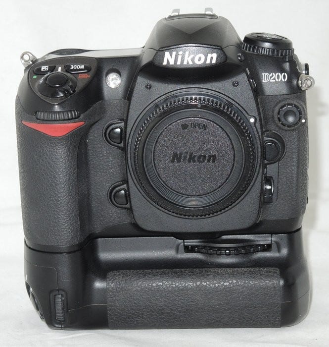 Nikon D200 + MB-D200 + MS-D200 Digitalt kamera | FINN-torget