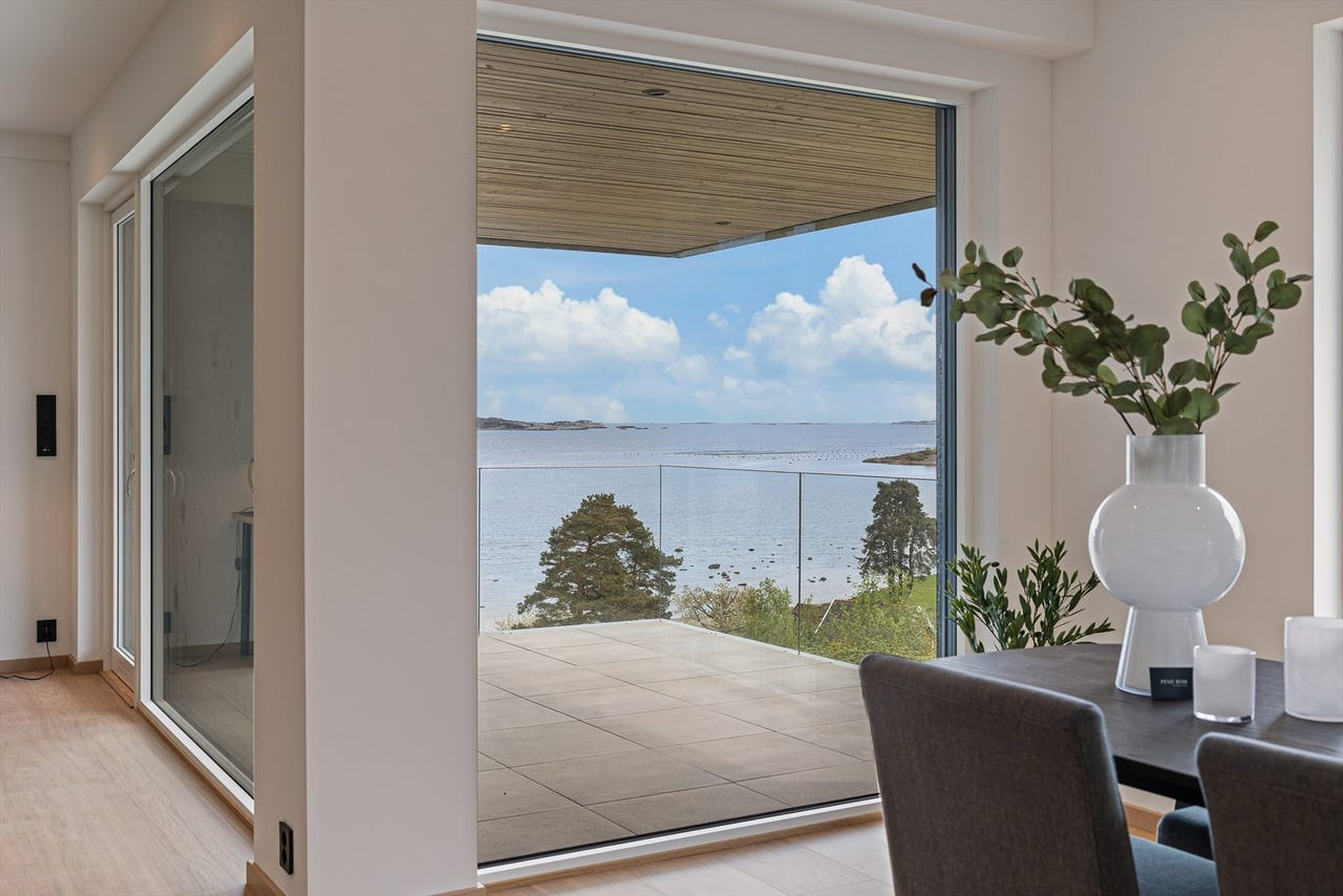 Ny, stilren funkisvilla med flott havutsikt, gode solforhold og høy ...