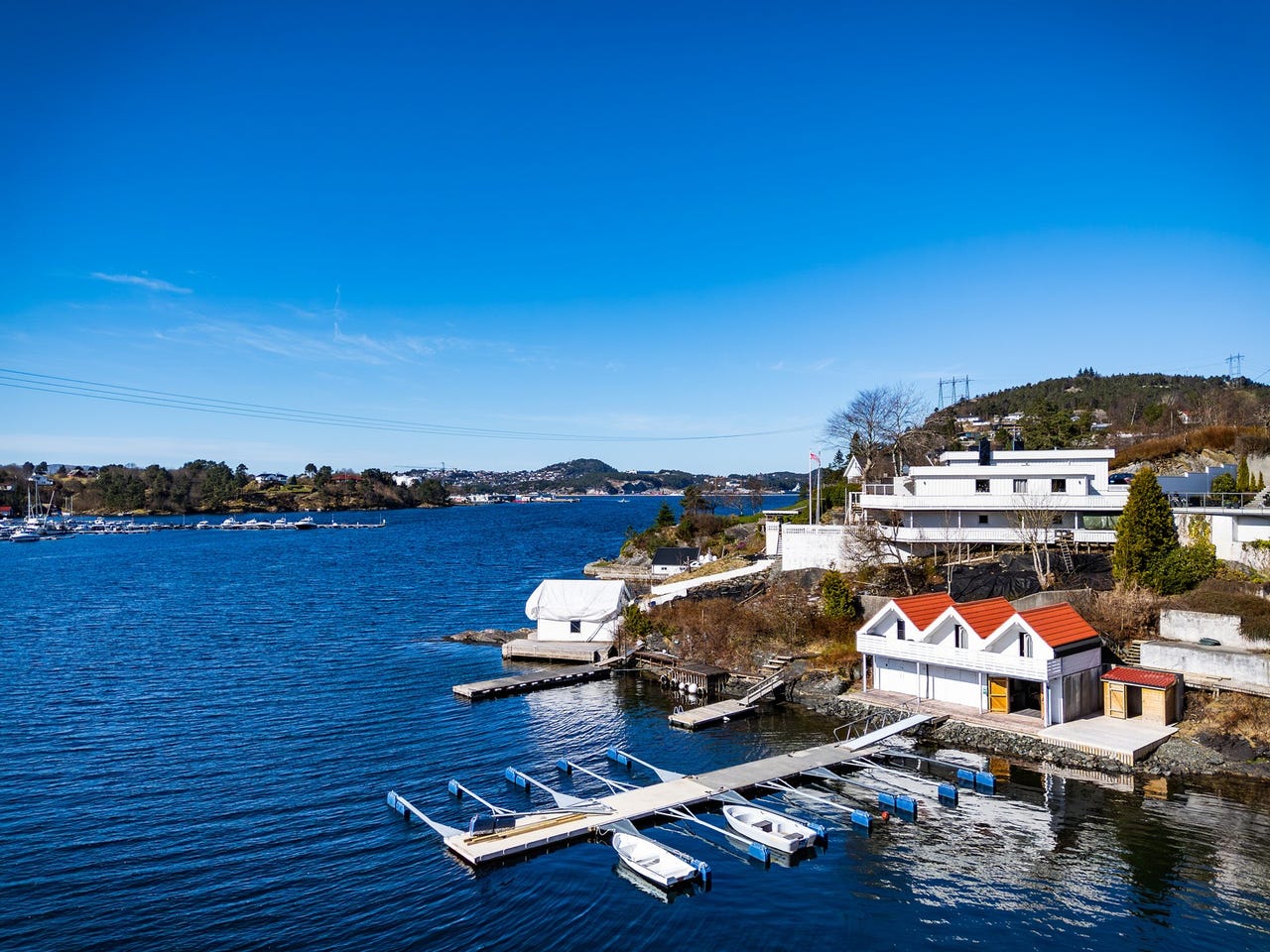 SØREIDE - Nyere og pent naust o/ 2 plan. Ferdigattest på naust og ...