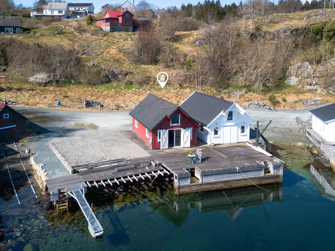 Trivelig naust i Finnåsvika med brygge og båtplass | Solrik beliggenhet ...