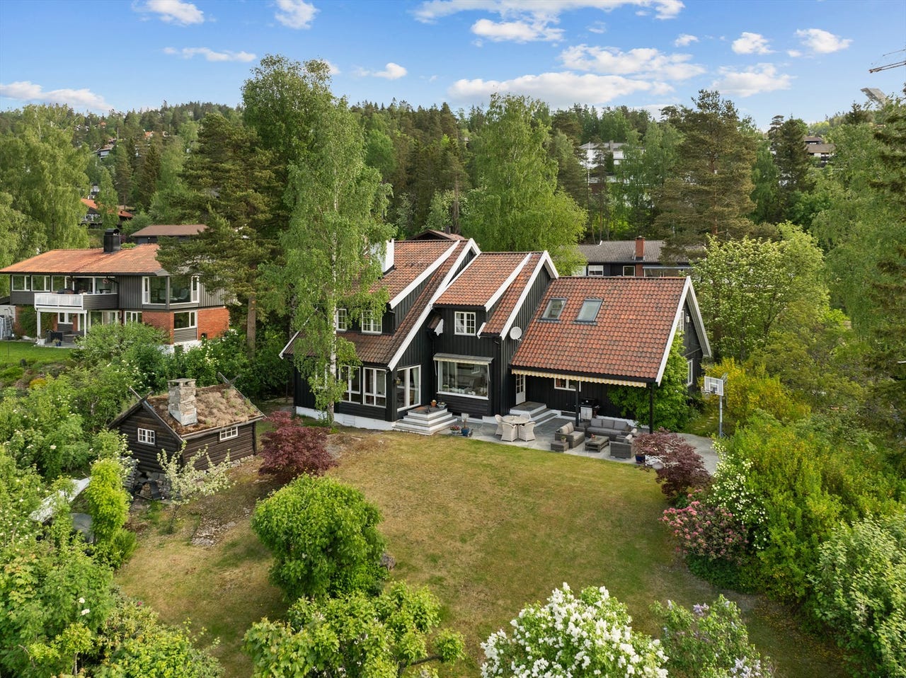 Stor villa med usjenert, solrik tomt på 1359 kvm. 6 sov. Fjordutsikt ...