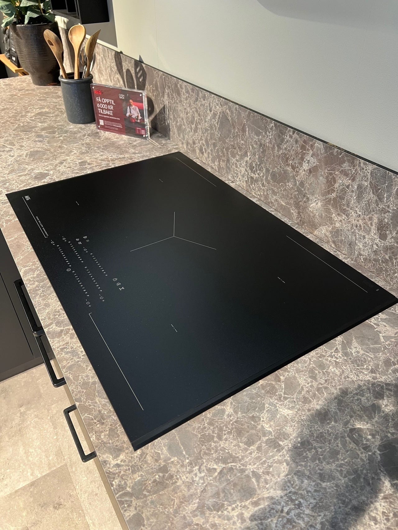 SOLGT! Utstillingsmodell 80cm AEG Sapphire Matt selges | FINN-torget