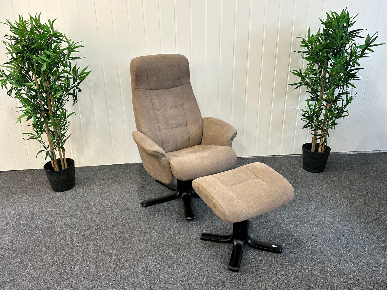 IMG Conform(M) lenestol med fotskammel | FINN-torget