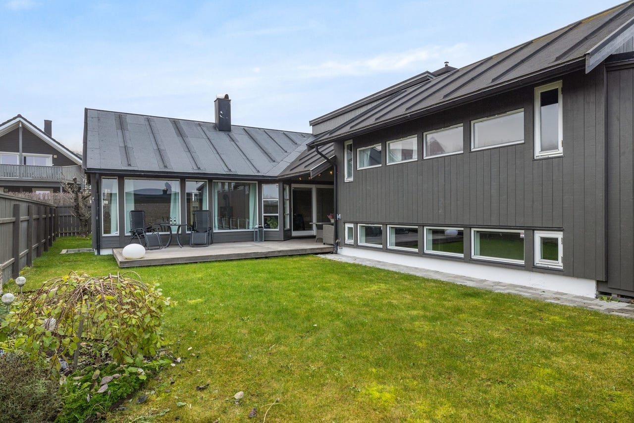 Fint arkitekttegnet atriumshus med innholdsrik planløsning og hybeldel ...