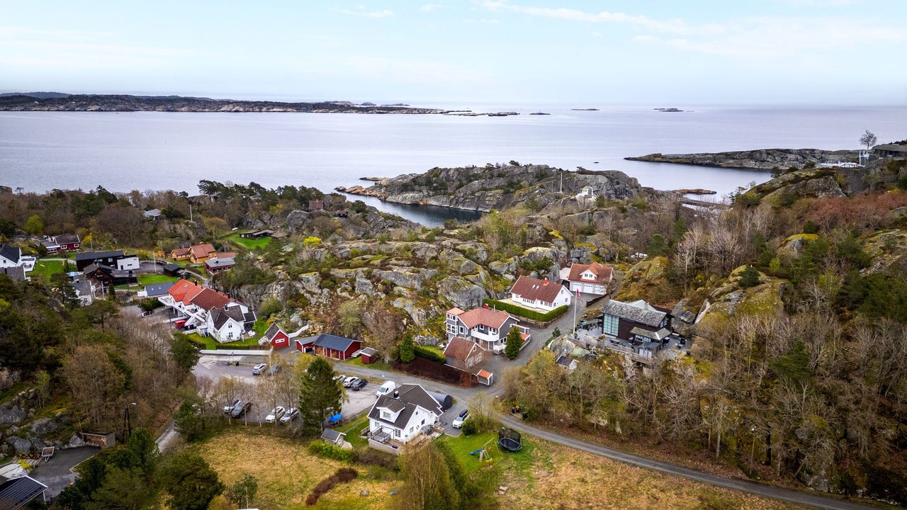 Kjerringvik - Innholdsrik og særegen enebolig med to utleieleiligheter ...