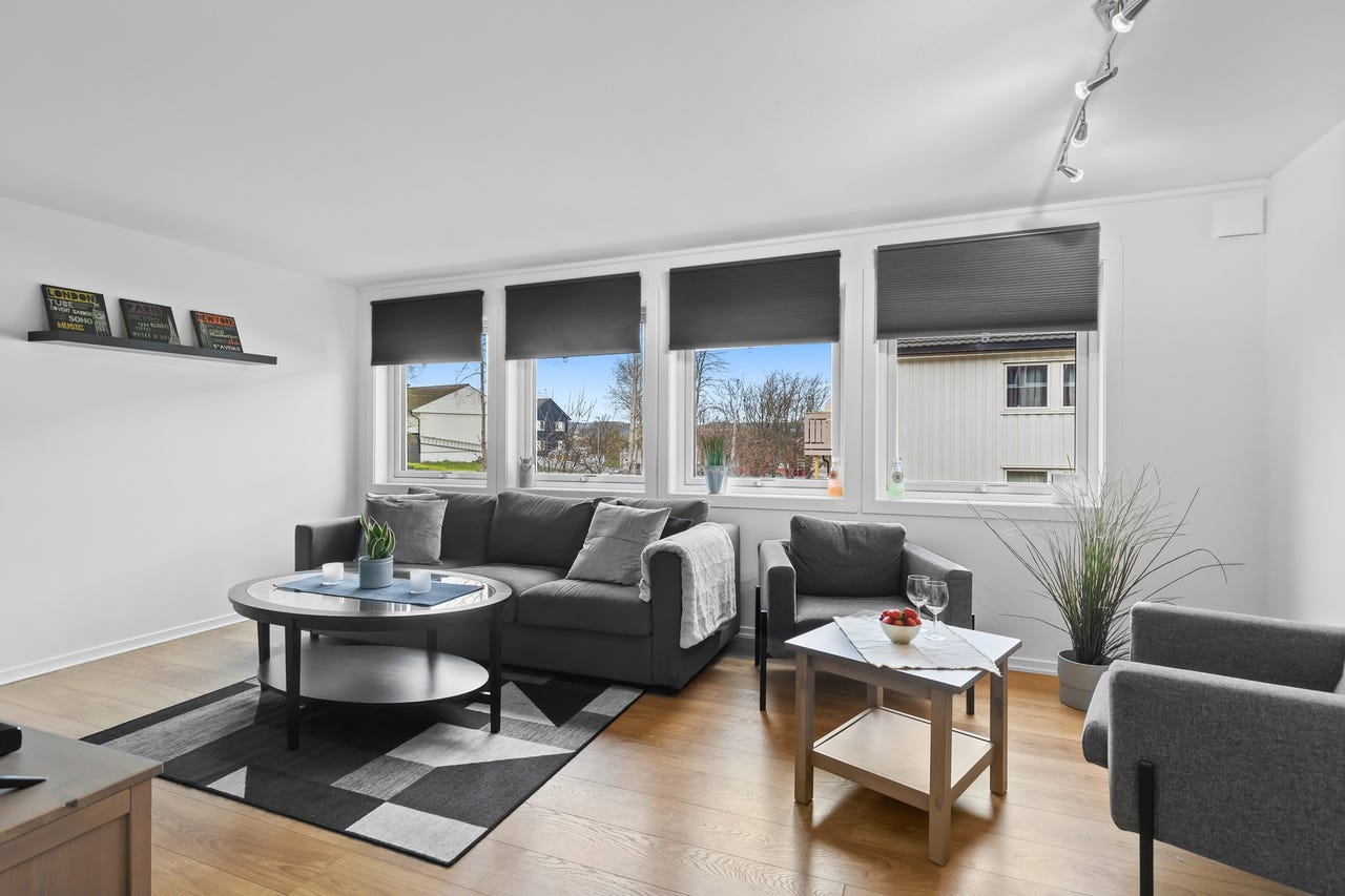 LYS OG PRAKTISK 2-ROMS I HØY 1. ETASJE. Bod og parkering. Nærhet til ...