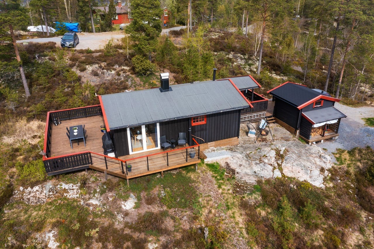 Superkoselig hytte i naturskjønne omgivelser på populære Aarbu hyttefelt. Eiet tomt og innlagt ...