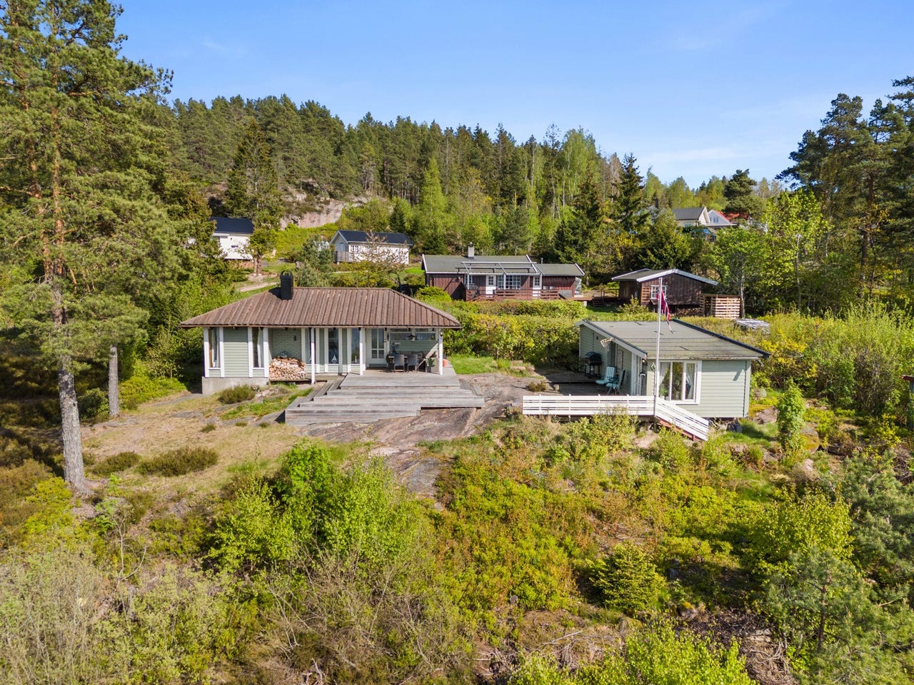 Lys & sjarmerende hytte med fjordutsikt og solrik tomt på over 2 mål. 9 ...