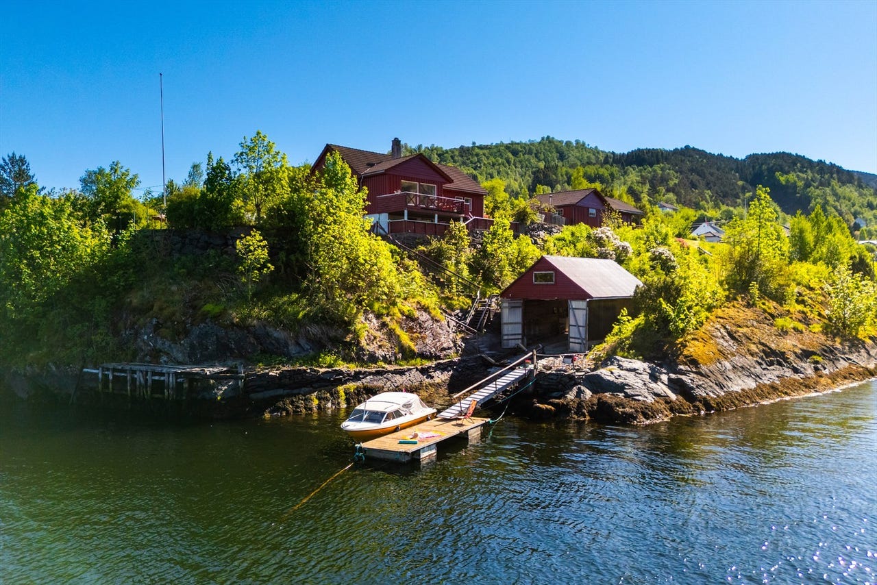 En praktfull sjøeiendom med et tomteareal på 3 680,4 m² med naust, 2 ...