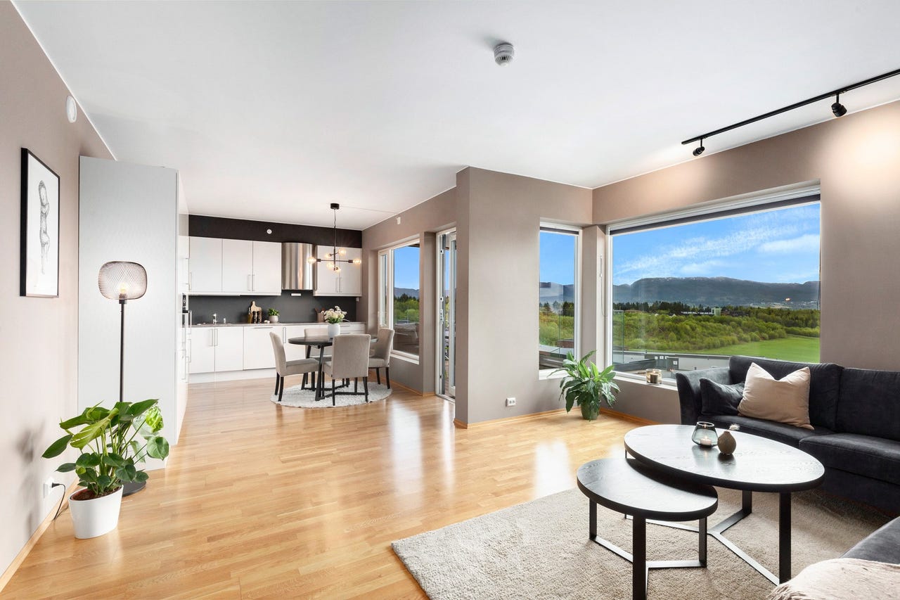 MODERNE & LUFTIG 3-ROMS MED FANTASTISK UTSIKT FRA 5.ETASJE. Balkong ...