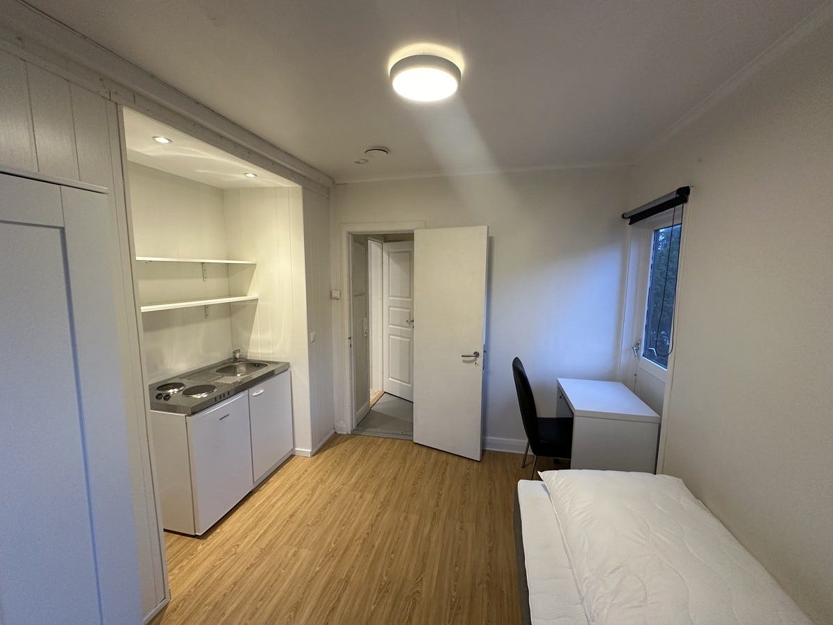 Liten hybel sentralt i Molde. Eget bad og kjøkkenkrok | FINN eiendom