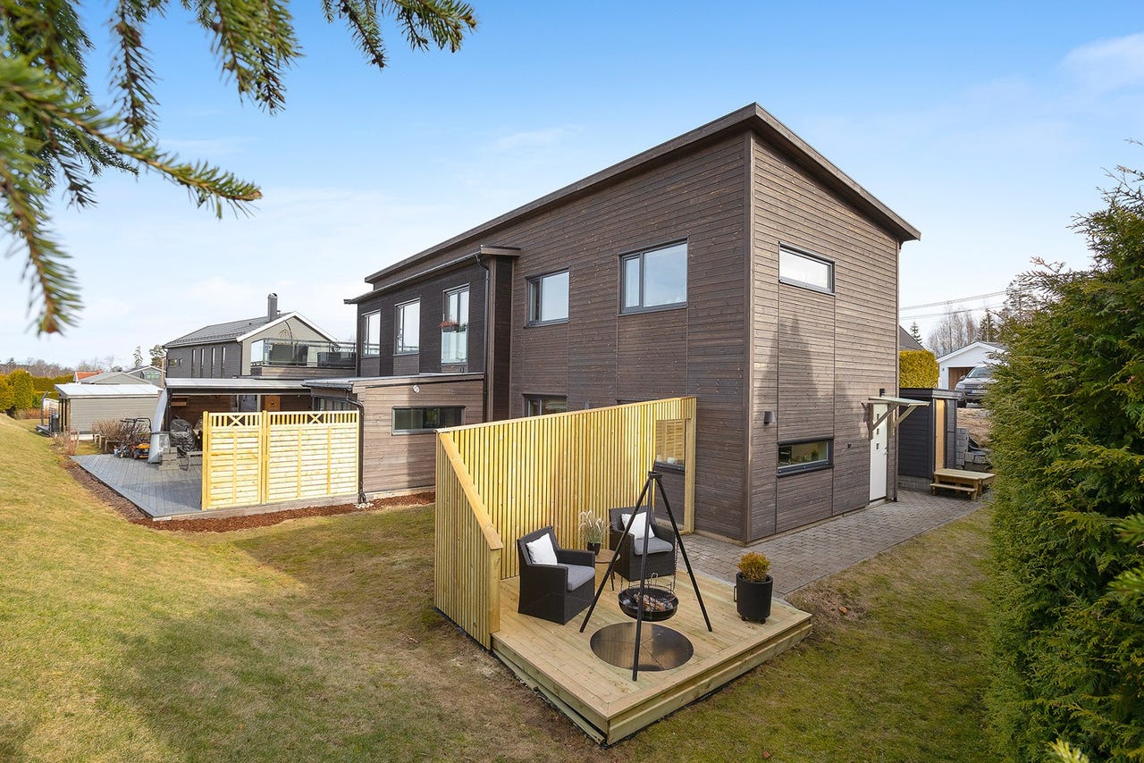 Moderne leilighet i bakkeplan med solrik hage - Elbillader og utvendig ...