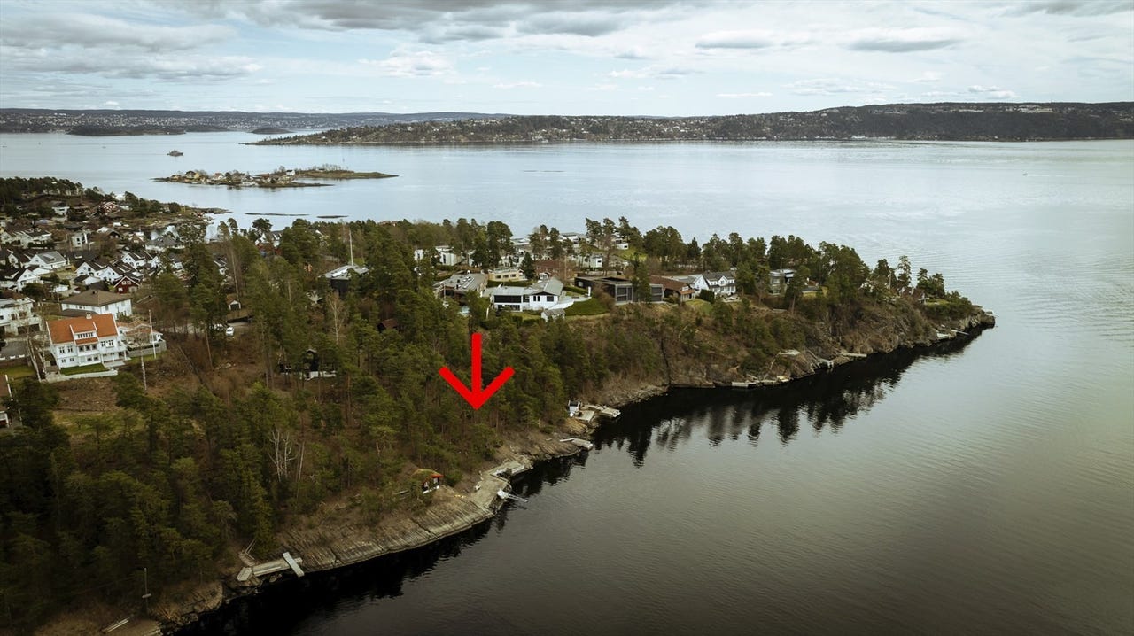 Med sjøen som nærmeste nabo! Skrånende tomt med utsikt mot Grimsøya og ...