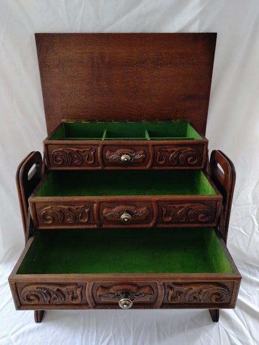 Oppbevaringskiste - Stor hardtarbeidende kvinne - Lakkert valnøtttre ...