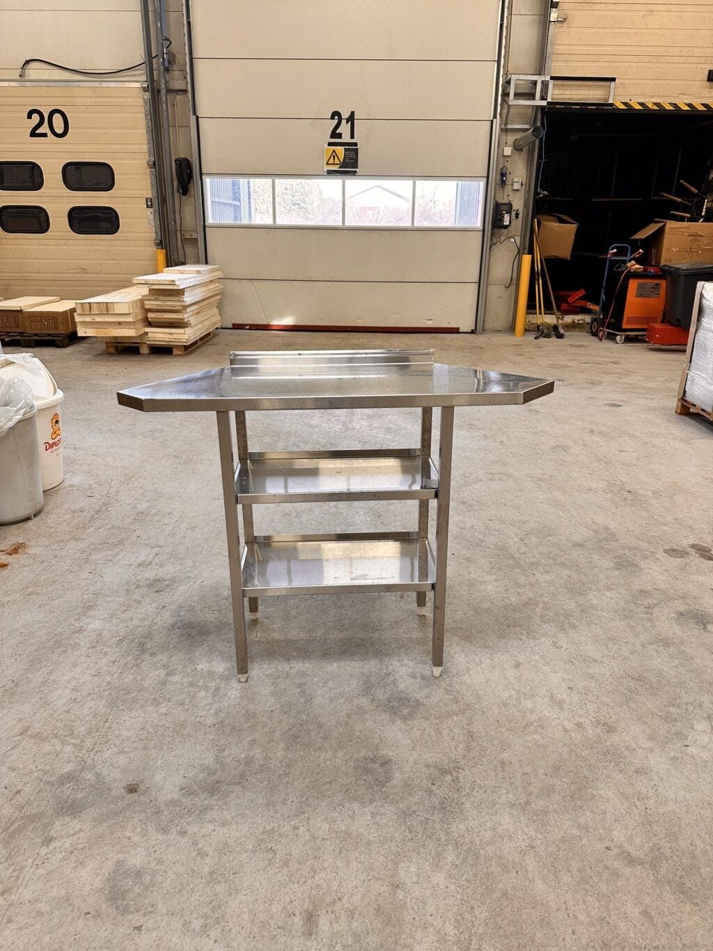 Rustfri benk m/ 2 underhyller 116×45 cm | FINN-torget