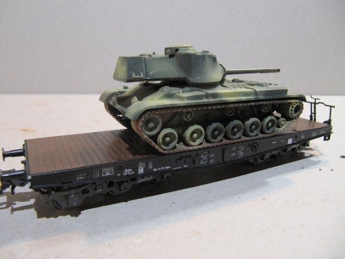 Märklin, Minitanks H0 - Modelltogvogn (1) - Tung transportvogn lastet ...
