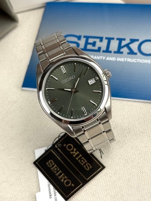 Seiko - Essentials Date - Ingen reservasjonspris - SUR527 - Herre ...